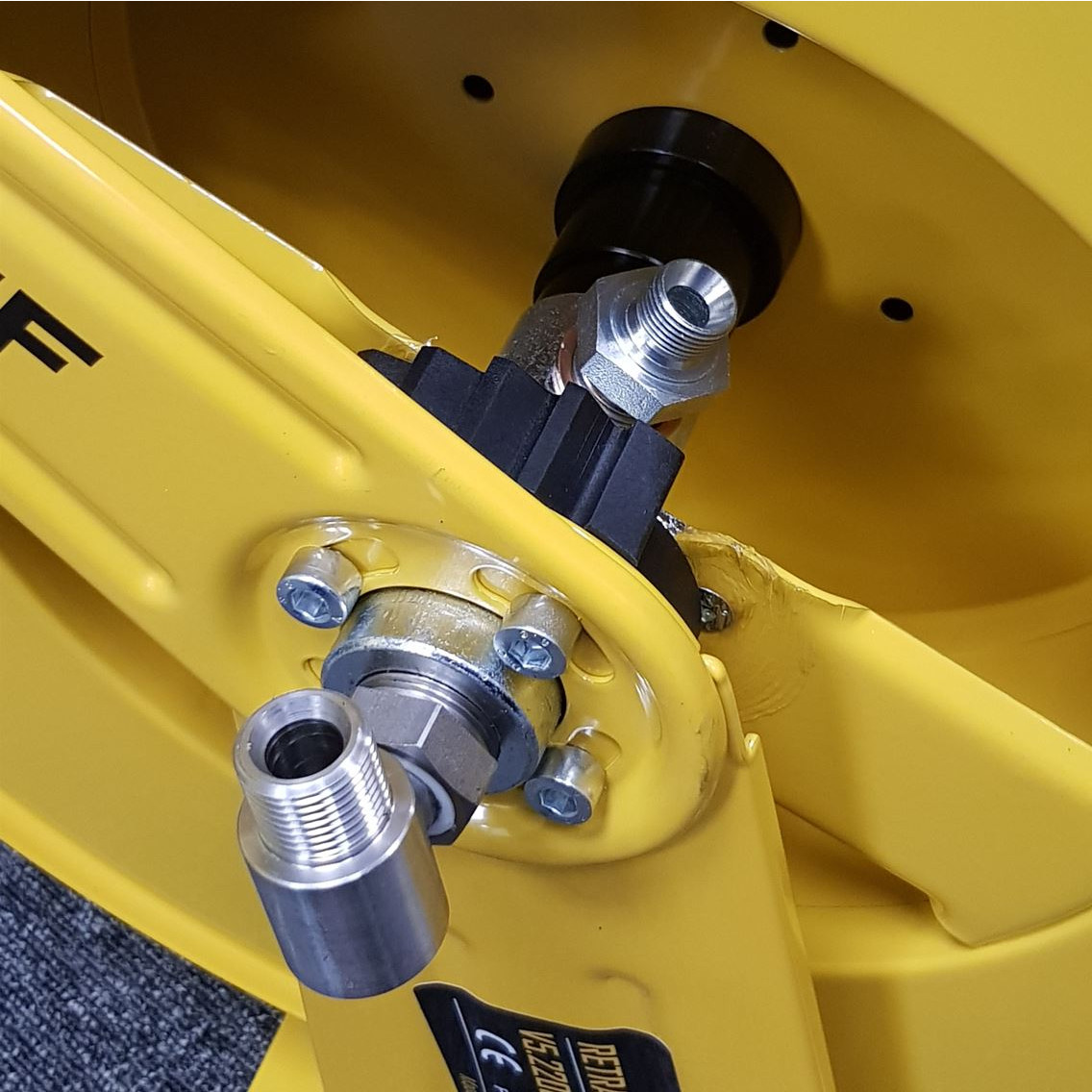 V-TUF.co.uk - 20M V-TUF Retractable tufREEL - Powder Coated Steel - V5.2201